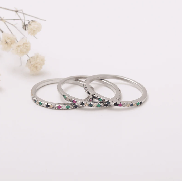 Strahlende Schönheit: Entdecke den Zauber des farbenfrohen Trio-Rings ...